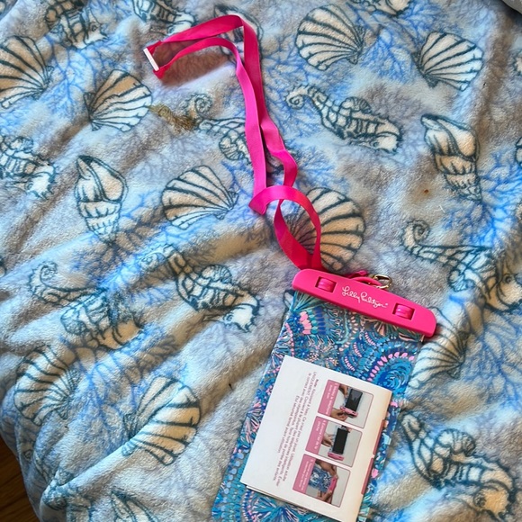 Lilly Pulitzer | Accessories | Lilly Pulitzer Phone Case Carrier For ...